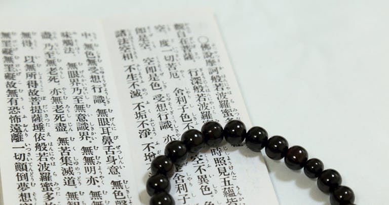 お経の種類を仏教宗派別に解説！真言宗と浄土真宗の教えとマナー | はじめてのお葬式ガイド